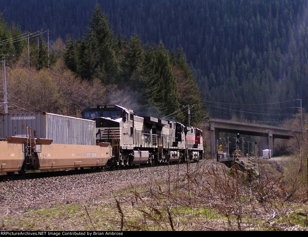 BNSF S-CHCTAC3 with NS 9523 trailing